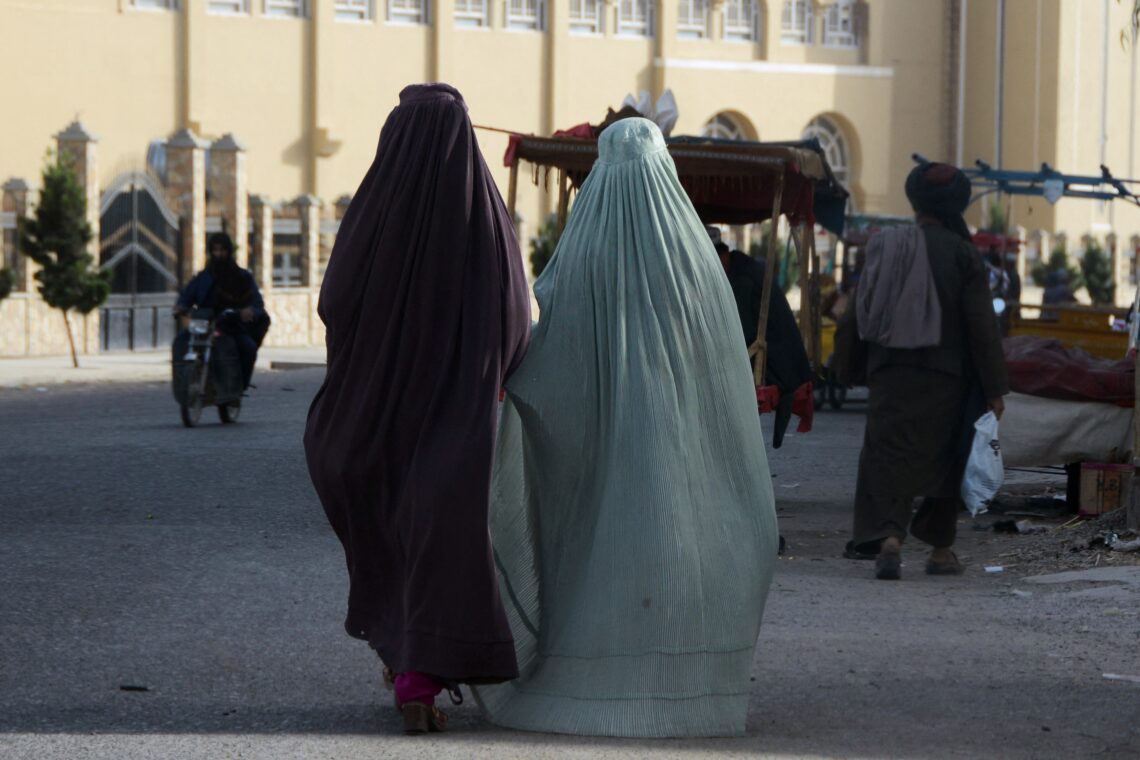 Taliban wajibkan wanita Afghanistan memakai burqa - Kosmo Digital
