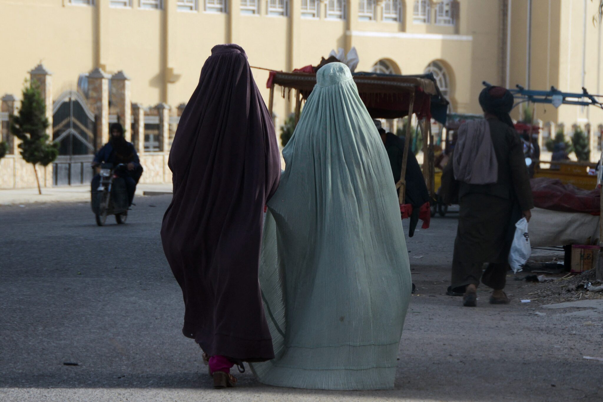 Taliban wajibkan wanita Afghanistan memakai burqa - Kosmo Digital