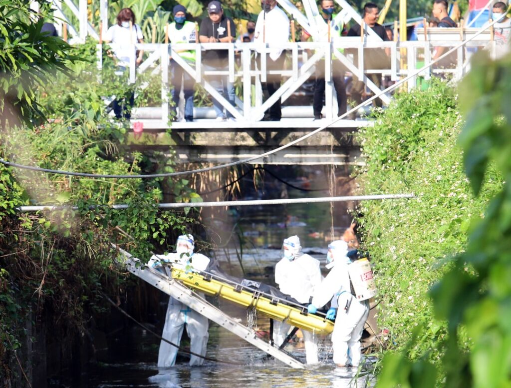 Gempar mayat lelaki dalam longkang - Kosmo Digital