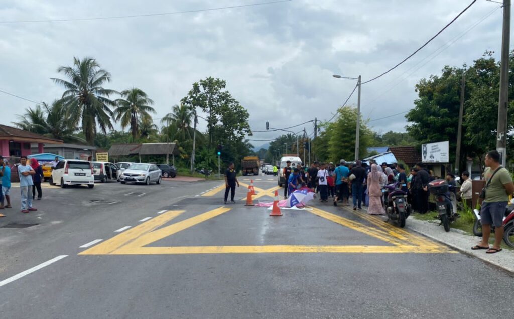 Penunggang motosikal maut tercampak, dilanggar lori - Kosmo Digital