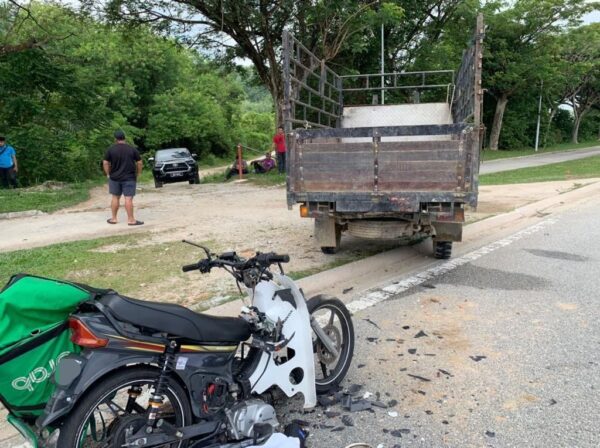 Penunggang motosikal maut rempuh belakang lori - Kosmo Digital