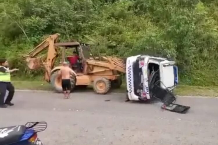 Jentolak rempuh kenderaan JPJ, mengamuk disaman - Kosmo Digital