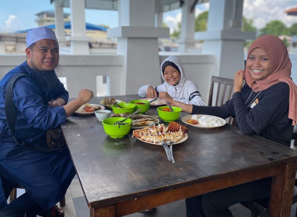 Ebit Lew bantu dua beradik masuk sekolah - Kosmo Digital