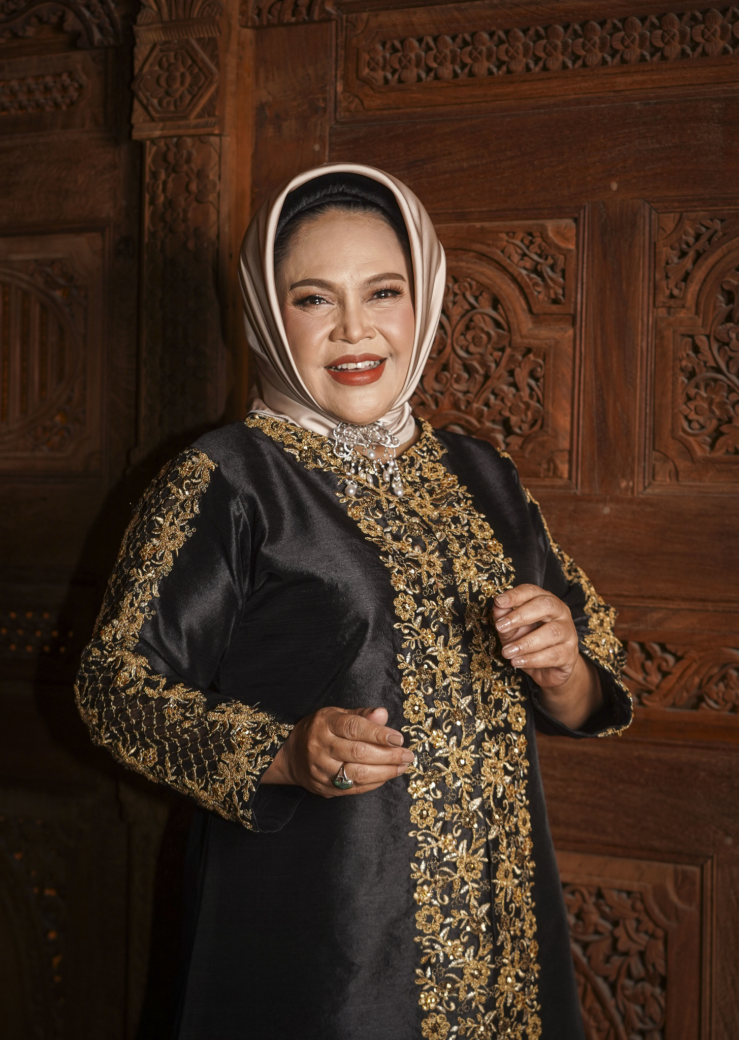 Lima dekad menyanyi, Hetty Koes Endang masih berguru - Kosmo Digital