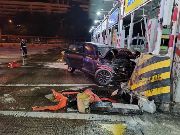 Pemandu maut kereta rempuh tembok Plaza Tol Penchala - Kosmo Digital