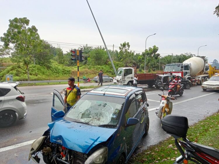 Dua cedera, lori rempuh di lampu isyarat - Kosmo Digital