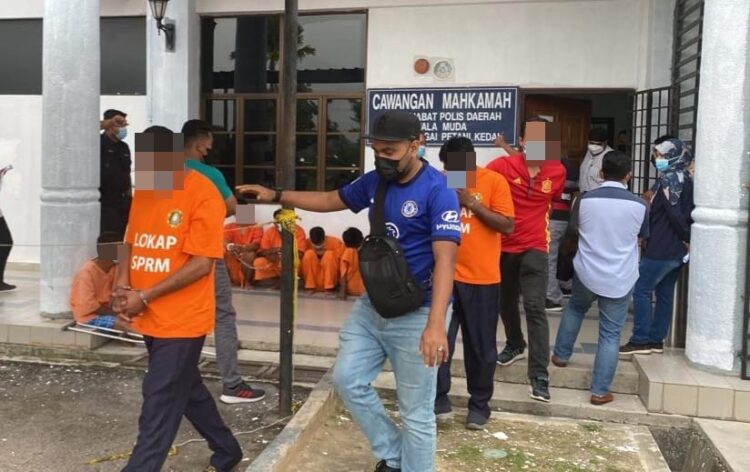 Pegawai, anggota polis direman kes rasuah RM8,000 - Kosmo Digital