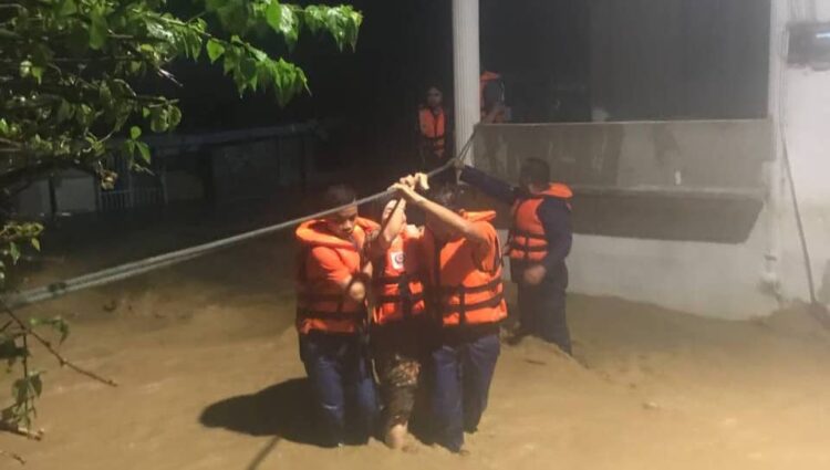 4 kampung, Hospital Baling dilanda banjir kilat - Kosmo Digital