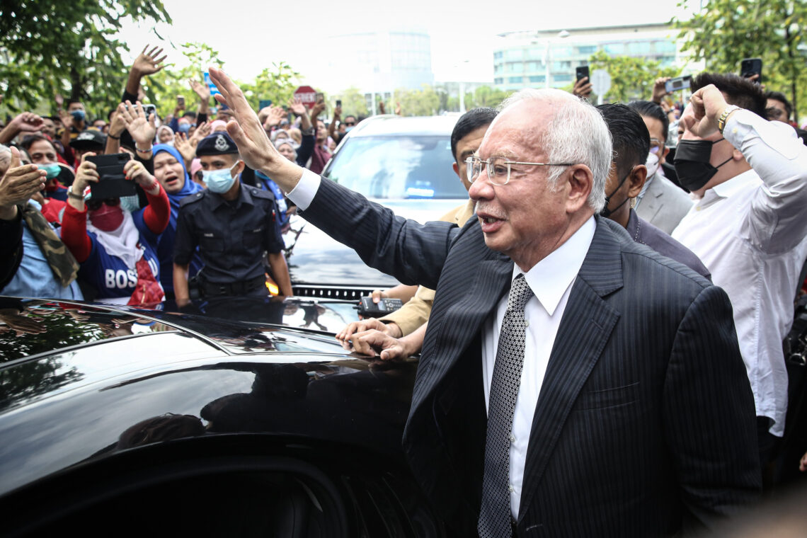 [VIDEO] Hujan renyai iringi perjalanan Najib ke Penjara Kajang - Kosmo ...