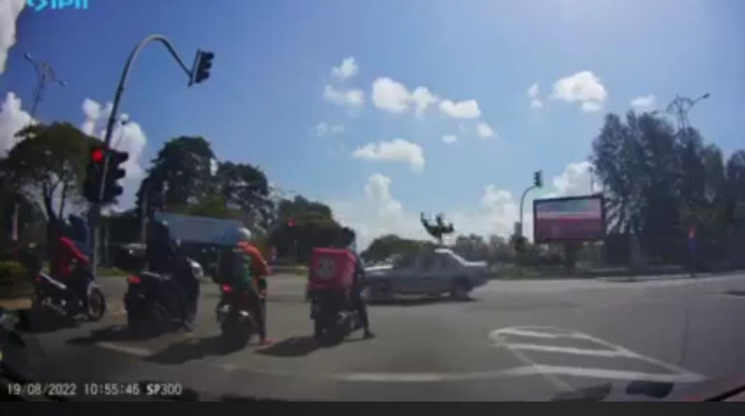Langgar lampu isyarat, lelaki melambung dirempuh kereta - Kosmo Digital