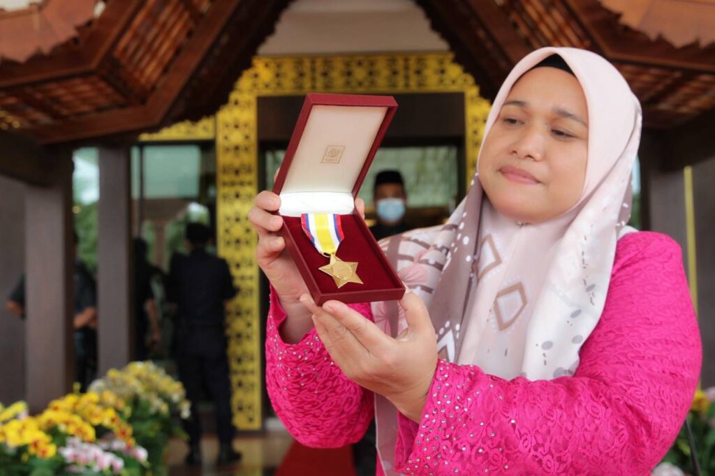 Arwah Mohd. Diya dianugerah Bintang Gagah Perkasa - Kosmo Digital