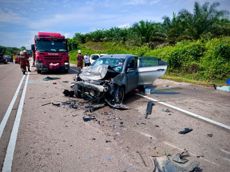 [VIDEO] 2 beranak maut, 4 cedera kemalangan 2 kereta - Kosmo Digital