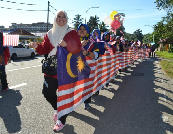 Jalur Gemilang 23 meter meriahkan perarakan merdeka SK Senaling - Kosmo ...