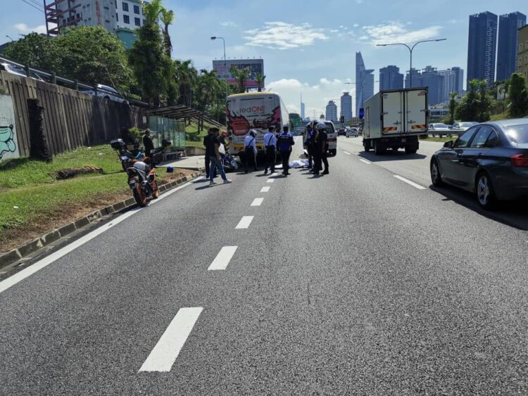 Penunggang motosikal hilang kawalan, maut langgar bas - Kosmo Digital