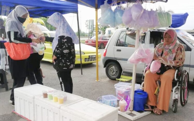 Wanita OKU raih RM50 sehari jual gula kapas - Kosmo Digital