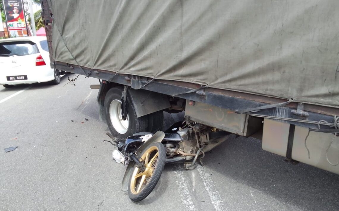 Pelajar nyaris maut, motosikal terperosok bawah lori - Kosmo Digital