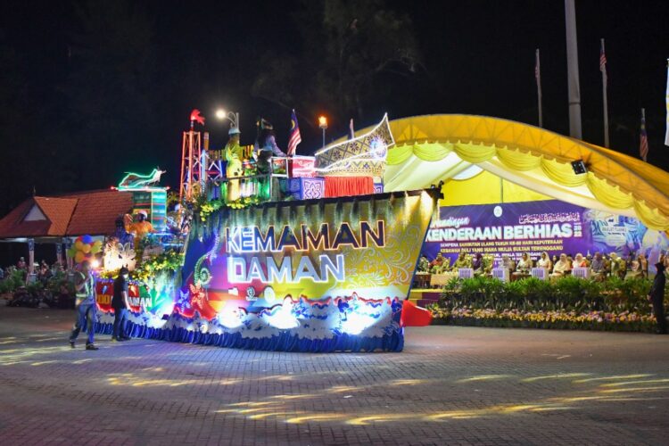 Perarakan kenderaan berhias Terengganu meriah - Kosmo Digital