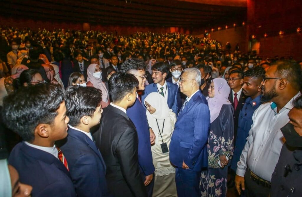 Petronas naikkan elaun pelajar PESP berkuat kuasa serta-merta - Kosmo ...