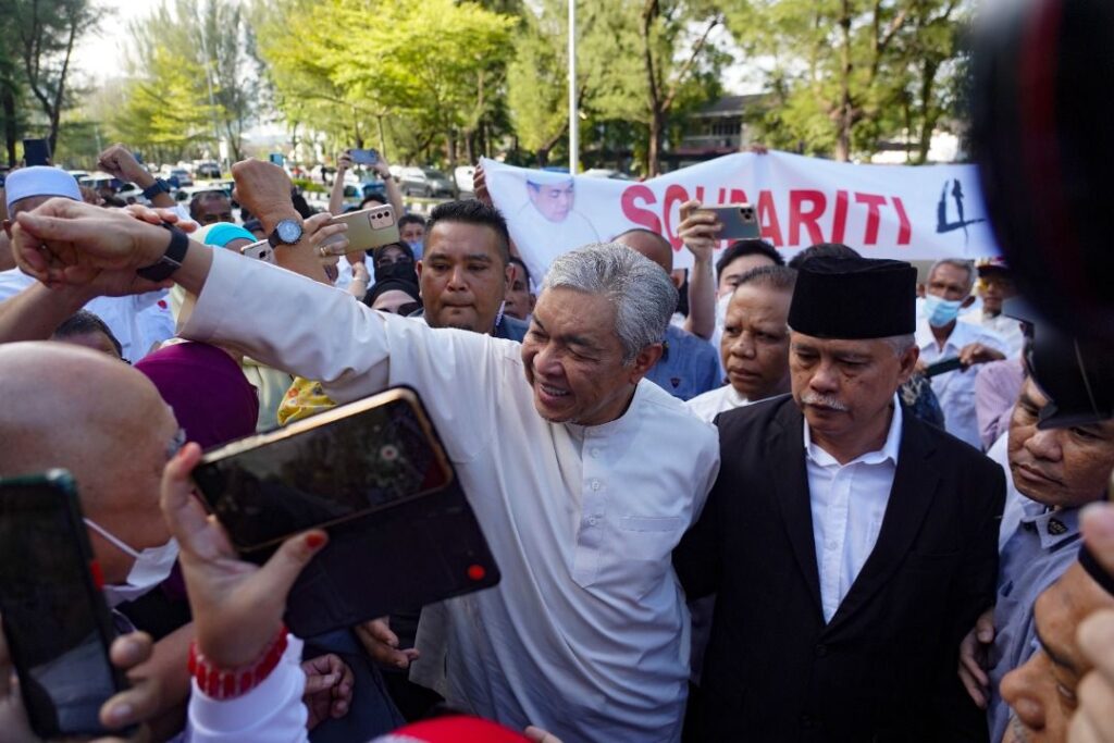 Mahkamah: Ahmad Zahid lepas, bebas 40 pertuduhan rasuah VLN - Kosmo Digital