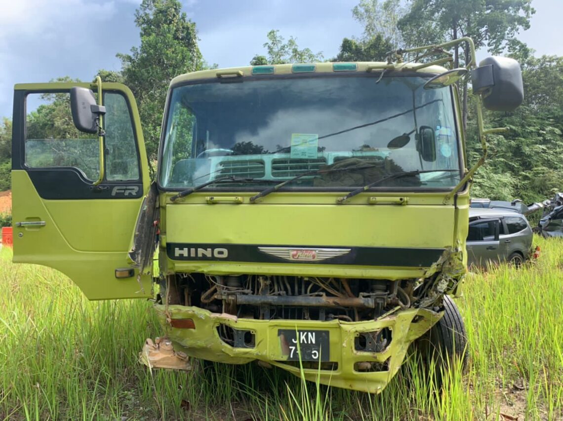 Enam kenderaan rosak dirempuh lori 10 tan - Kosmo Digital
