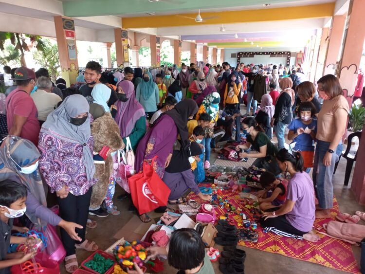 Penduduk Marang gembira dapat barang percuma - Kosmo Digital