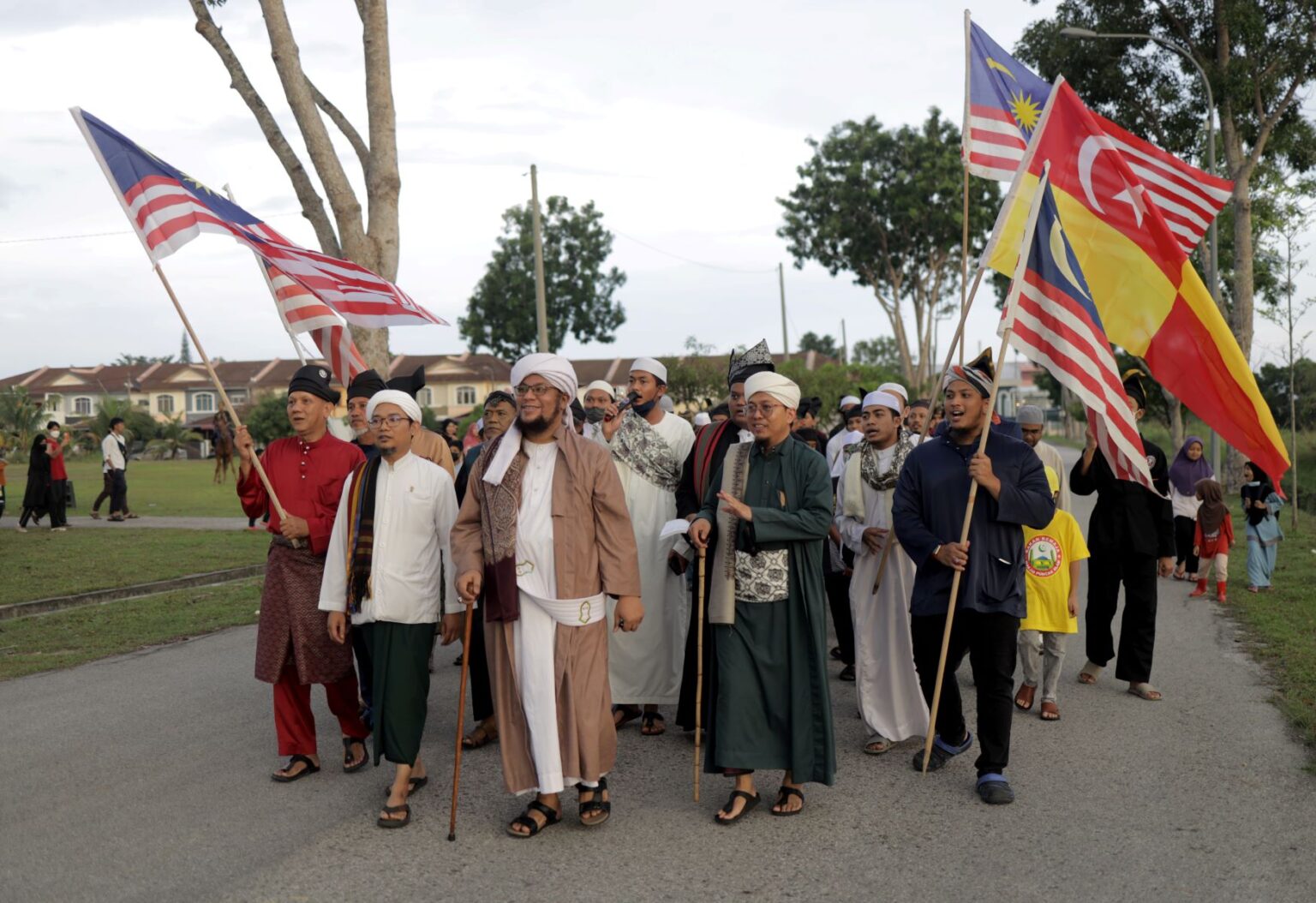 Penduduk berarak sambil berselawat sambut merdeka - Kosmo Digital