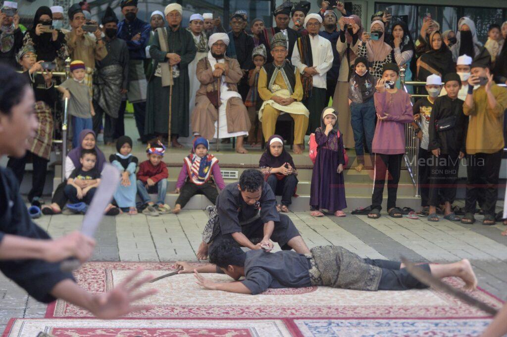 Penduduk berarak sambil berselawat sambut merdeka - Kosmo Digital