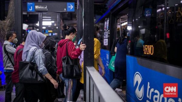 Pengguna bas awam Transjakarta bertambah susulan kenaikan harga bahan ...