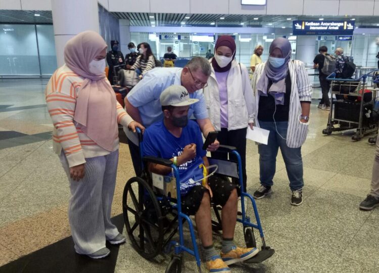 Azhar, pesakit strok selamat tiba di KLIA dari Korea Selatan - Kosmo ...