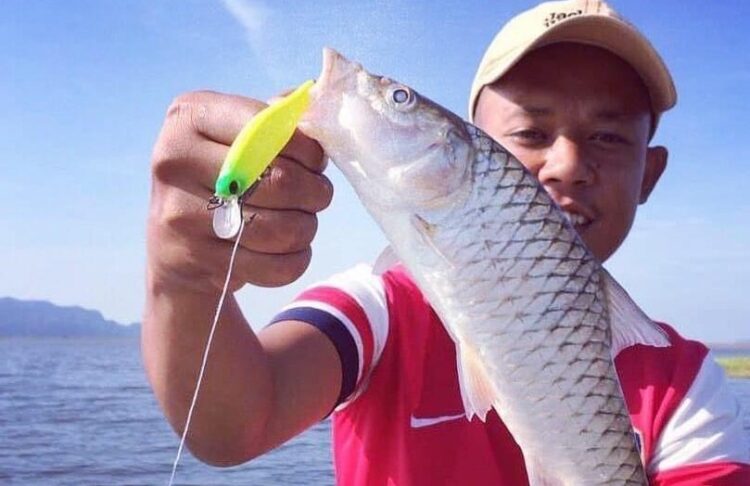 Buru ikan bersisik di Sungai Langat - Kosmo Digital