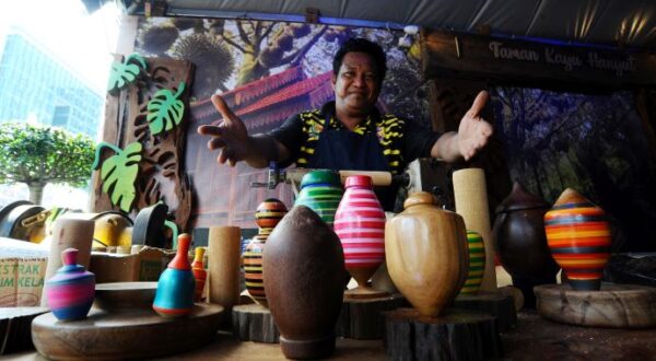 Warna-warni gasing mini - Kosmo Digital