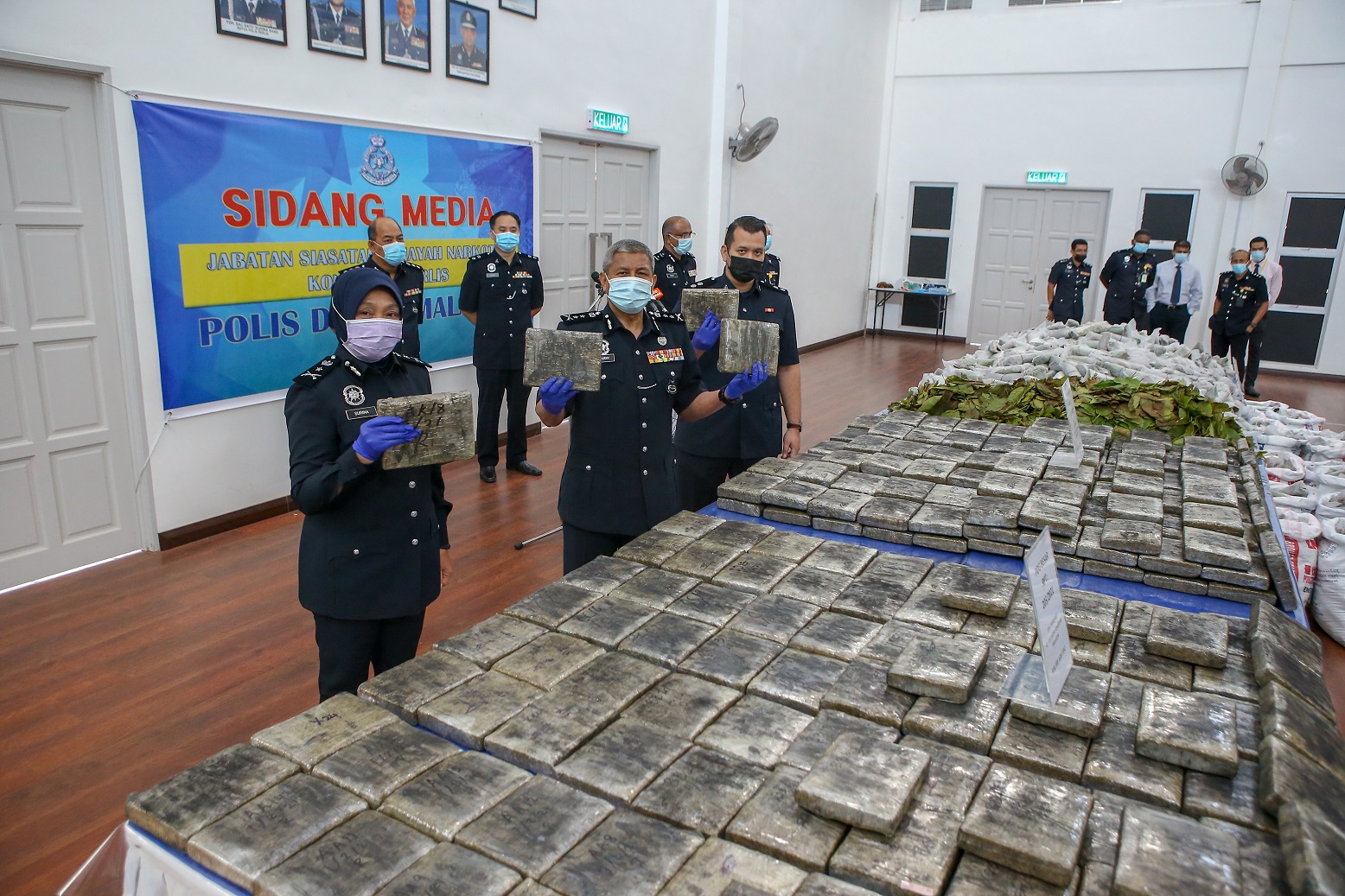 Miliki 200 gram ganja boleh dihukum mati mandatori, penjara - Kosmo Digital