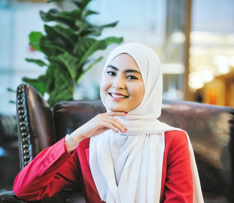 Suami jauh, Wany Hasrita diusung rindu - Kosmo Digital