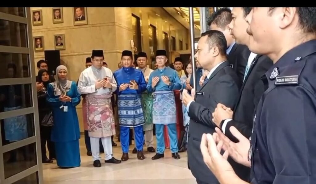 Bajet 2023: Warna turquoise jadi pilihan Tengku Zafrul - Kosmo Digital