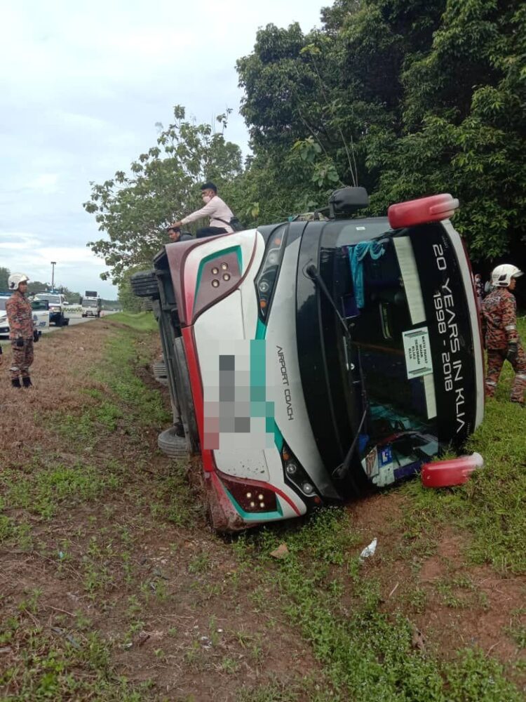 Bas ekspres terbalik, 20 penumpang terselamat - Kosmo Digital