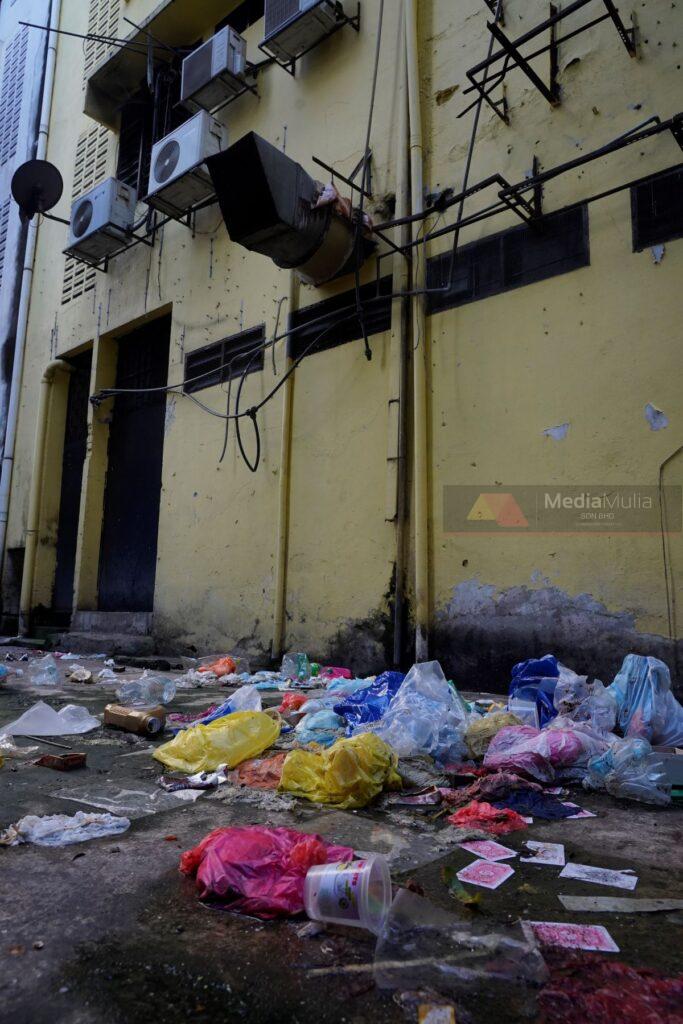 ‘Sampah terbang’ penuhi longkang - Kosmo Digital