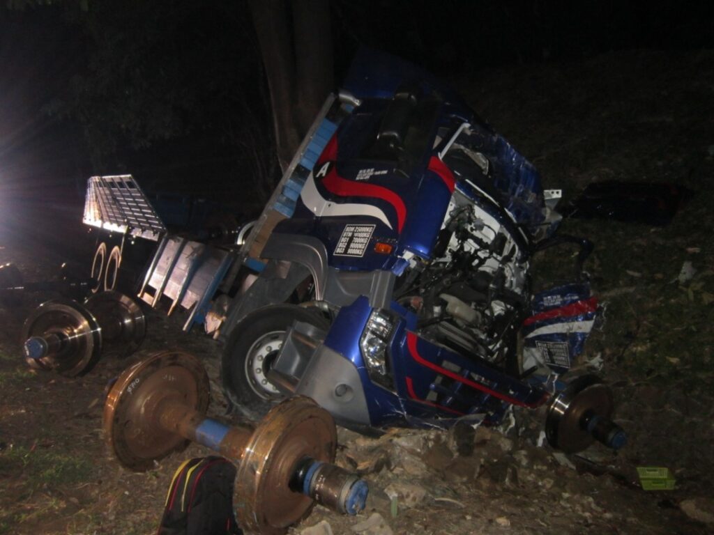 Kelindan maut lori muatan tayar keretapi terbabas - Kosmo Digital