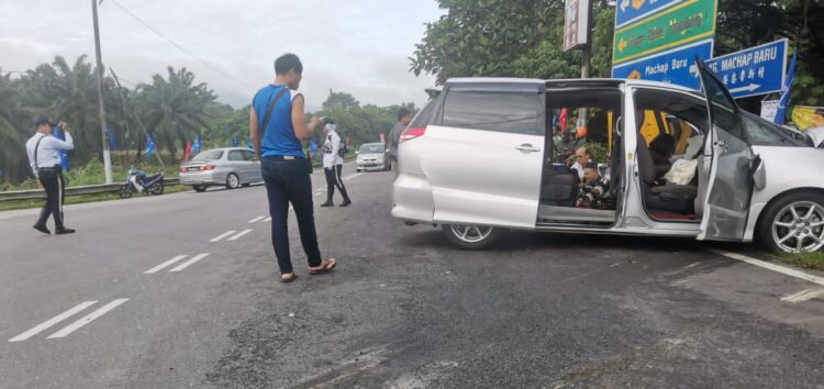 Empat beranak maut rempuh kereta keluar simpang - Kosmo Digital