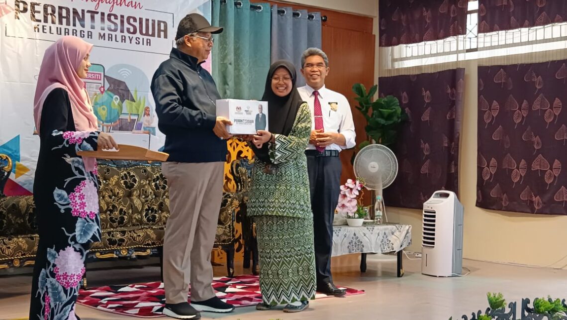 160 pelajar tingkatan enam Parlimen Bera terima peranti siswa - Kosmo ...