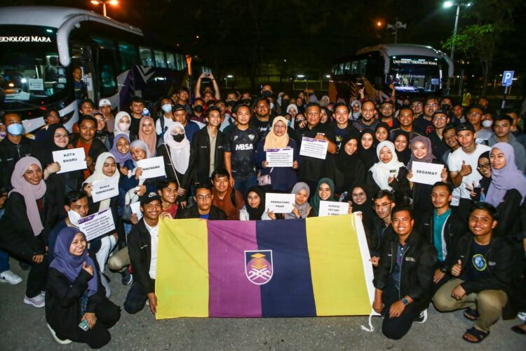 800 pelajar UiTM pulang mengundi - Kosmo Digital