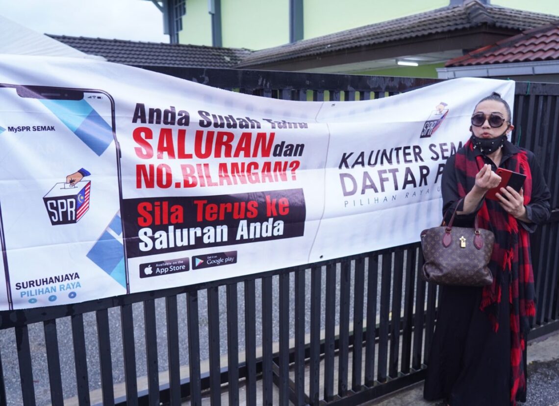 Diva AA pengundi pertama tiba di pusat mengundi - Kosmo Digital