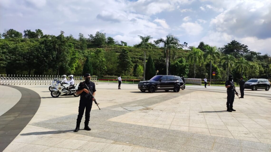 [VIDEO] Kenderaan rasmi Istana Pahang dan Perlis tiba di Istana Negara ...