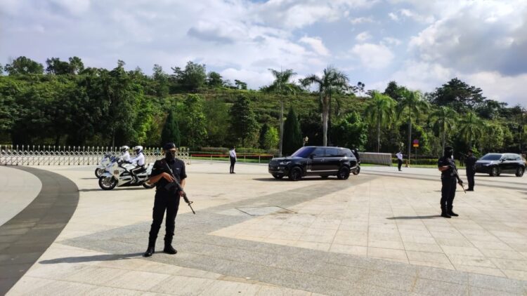 [VIDEO] Kenderaan rasmi Istana Pahang dan Perlis tiba di Istana Negara ...