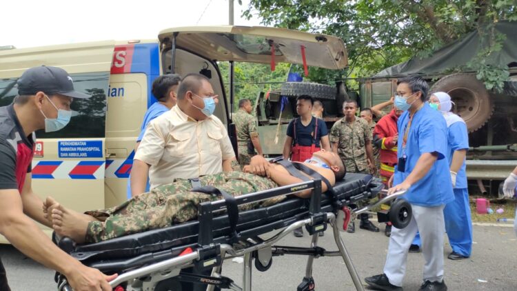 [VIDEO] Trak bawa 24 anggota tentera terbalik - Kosmo Digital