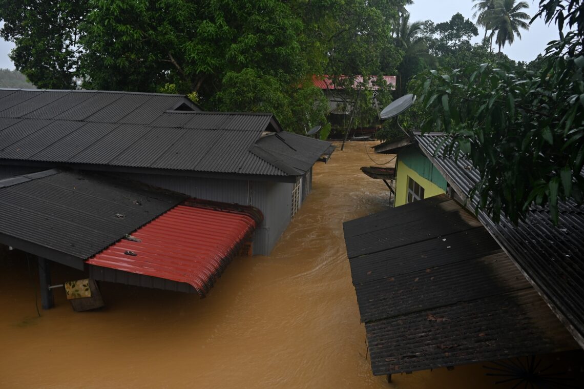 Anwar ke Pantai Timur esok, segerakan bantuan banjir - Kosmo Digital