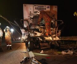 Pemandu, kelindan lori ais maut rempuh belakang treler - Kosmo Digital