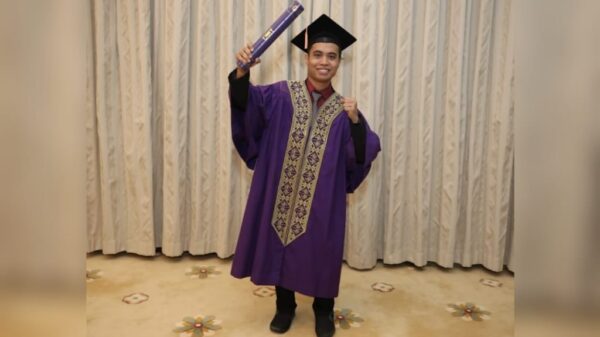 Graduan OKU kaki syukur terima ijazah - Kosmo Digital