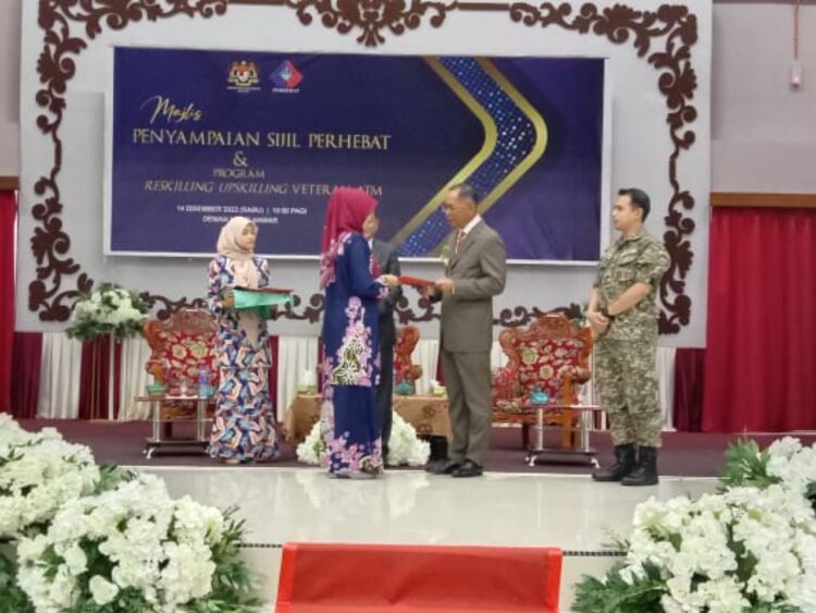 256 pesara tentera di Perak terima Sijil Perhebat - Kosmo Digital