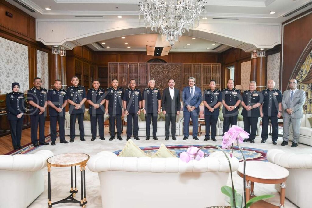 Anwar terima kunjungan hormat Bukit Aman - Kosmo Digital