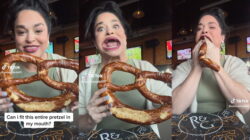 Wanita mulut paling besar makan pretzel gergasi - Kosmo Digital
